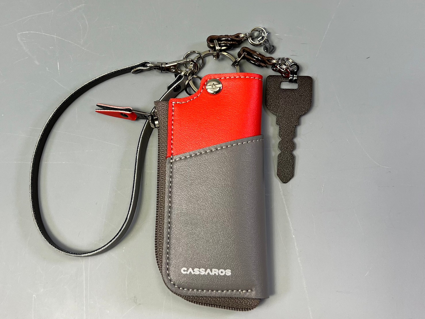 スマートキーケース スカーレット ライトグレー｜CASSAROS