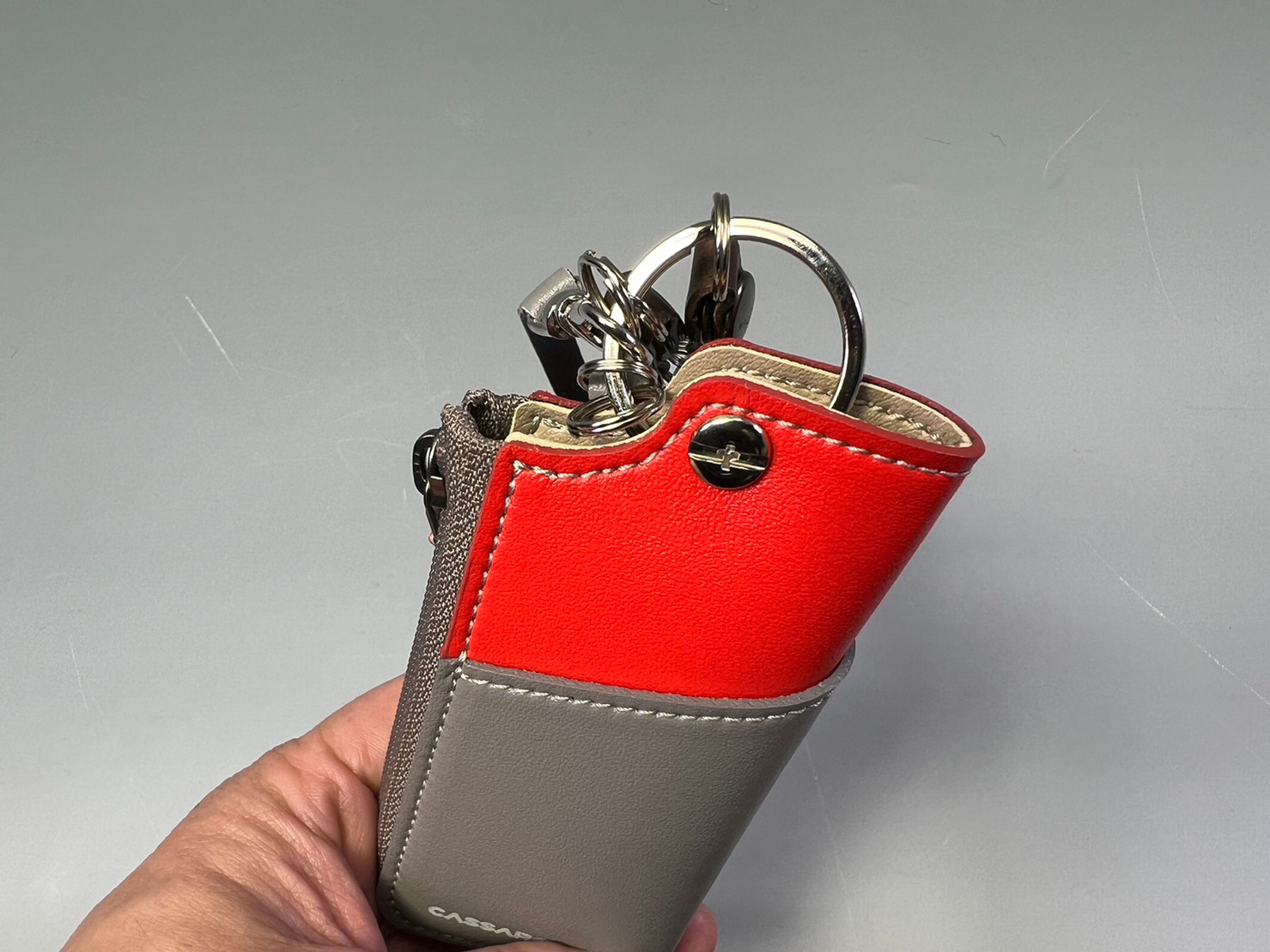 スマートキーケース スカーレット ライトグレー｜CASSAROS